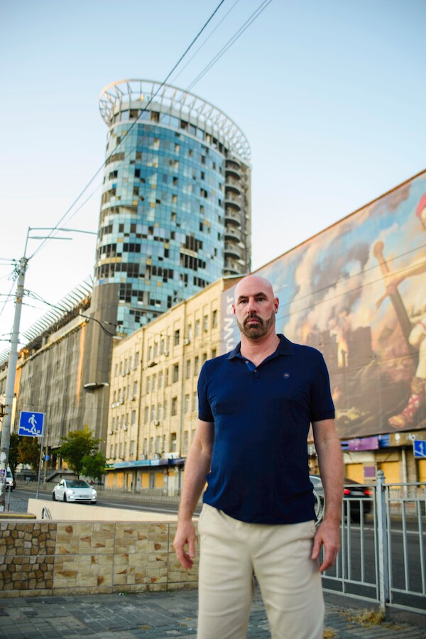 Chris kan terug naar Nederland, maar doet dat niet, want zijn kinderen ...