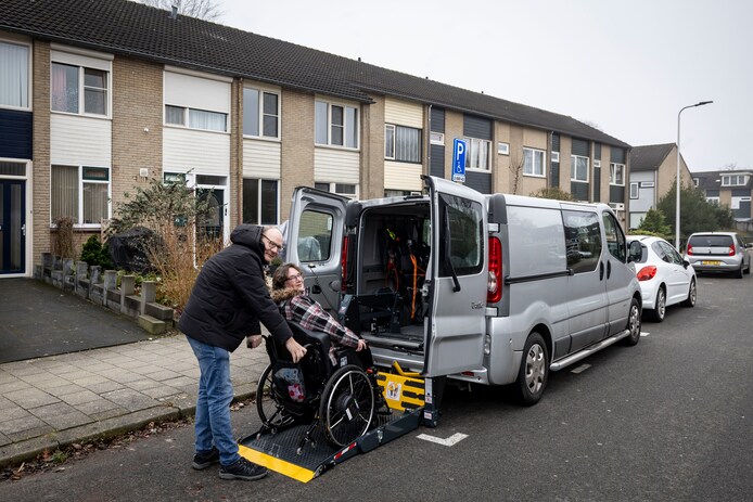Bij dit gezin hebben ze drie rolstoelen in huis en nu zit de buurman ...