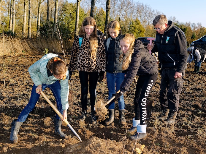 Leerlingen van De Oversteek planten een leembosje: ‘Daar komt de naam ...