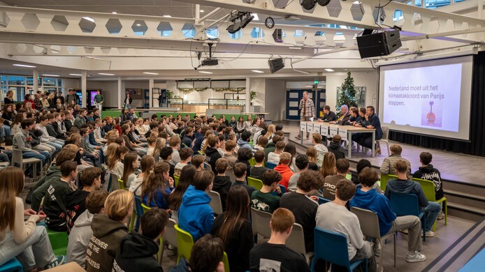 Leerlingen van Durendael blijven stil bij debat van politici: ‘We weten ...