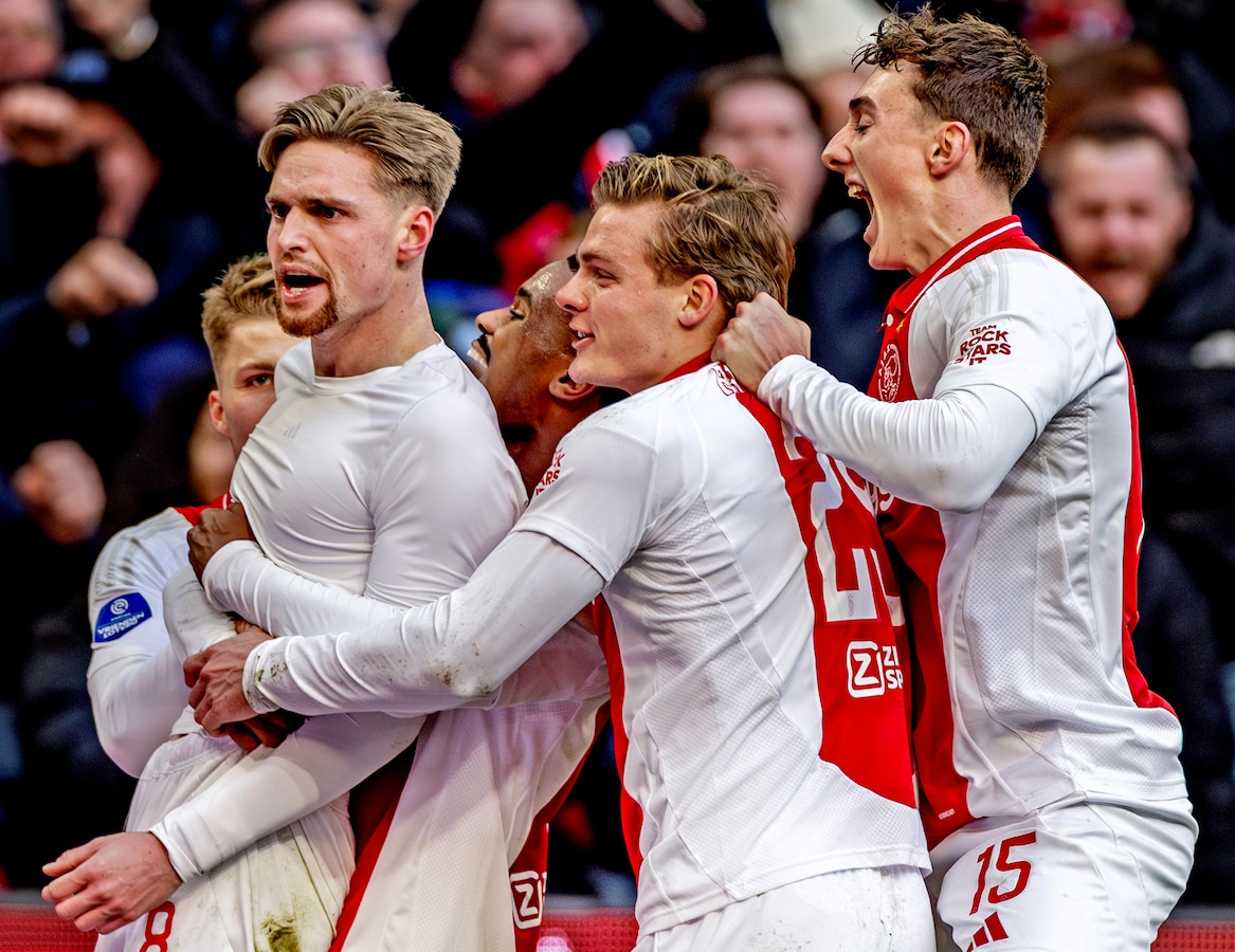 Kenneth Taylor laat Ajax dromen van titel met winnende goal in extra tijd van de Klassieker ...
