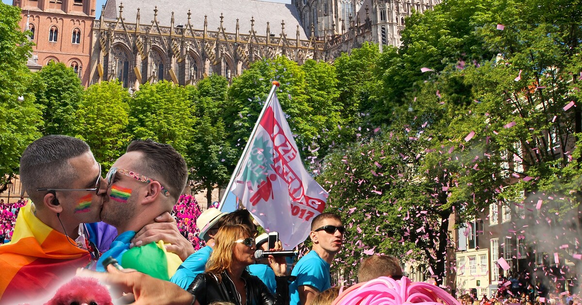 Roze Zaterdag: Regenboogbotenparade over Singel, podium op de Parade ...