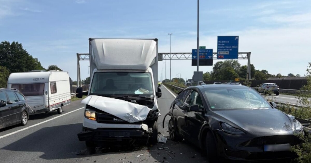 Drie wagens botsen bij knooppunt Hooipolder | Brabant | BD.nl