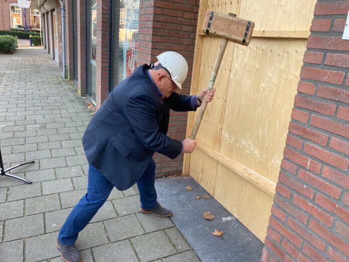 Wethouder beukt er op los bij startsein van sloop Zuidwand in Boekel ...