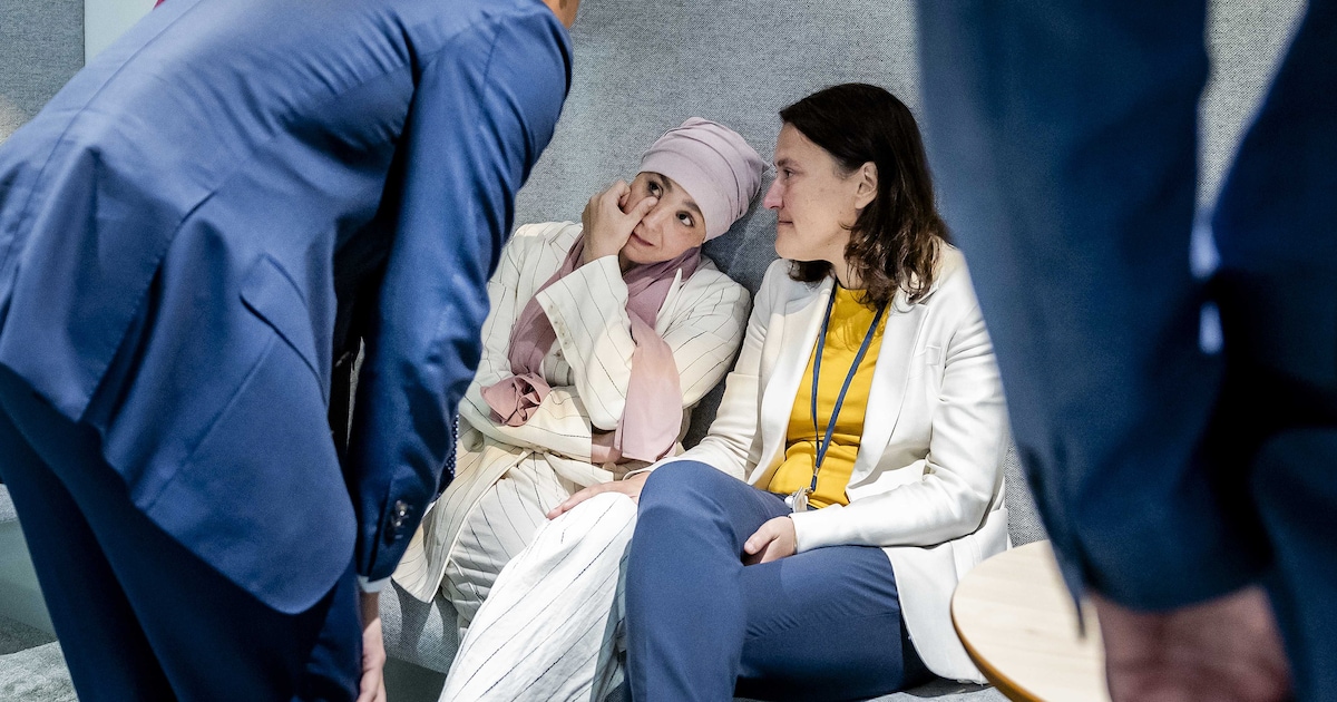Esmah Lahlah in tranen na fel Kamerdebat over hoofddoek: ‘Het is een ...