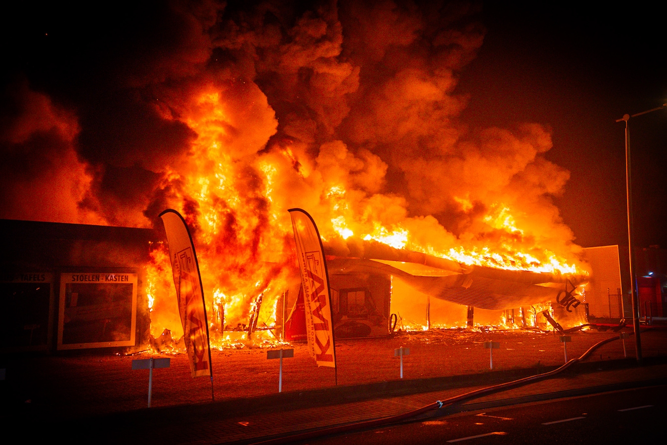 Zeer grote brand in meubelzaak, brandweer extra voorzichtig vanwege ...