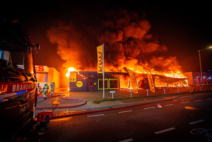 Zeer grote brand in meubelzaak, brandweer extra voorzichtig vanwege ...