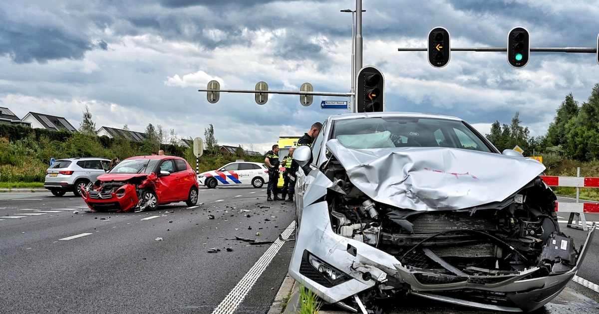 Meerdere gewonden bij botsing op kruising in Reeshof | 112 nieuws Tilburg | BD.nl