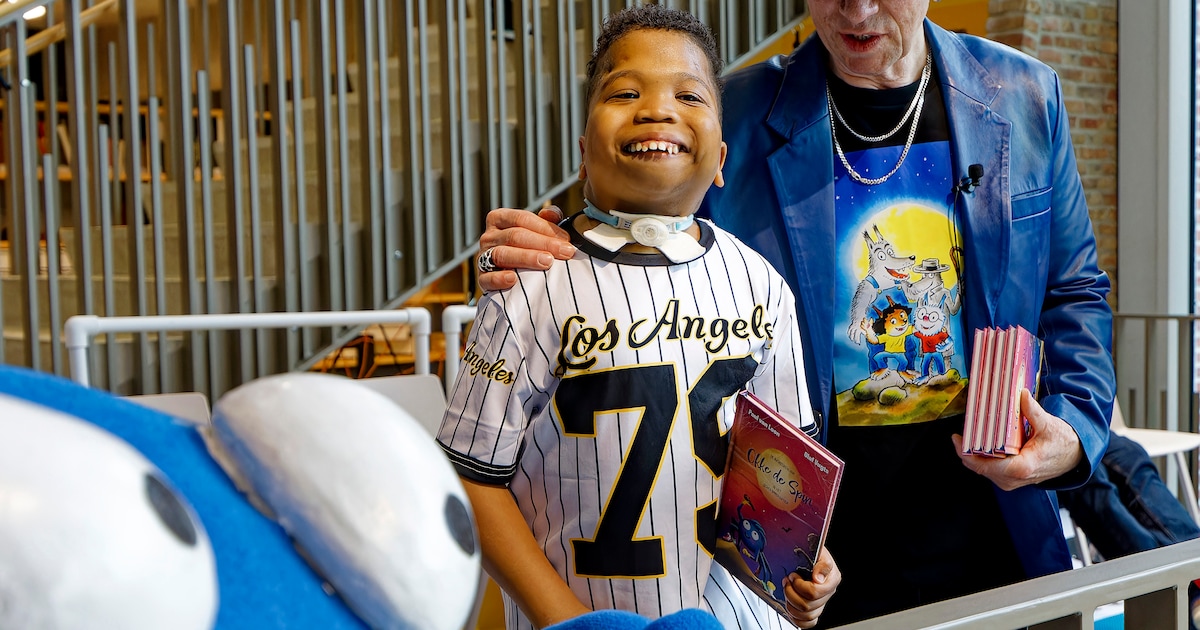 Justiniano (14) is verrast en blij wanneer hij opeens opduikt in het ...