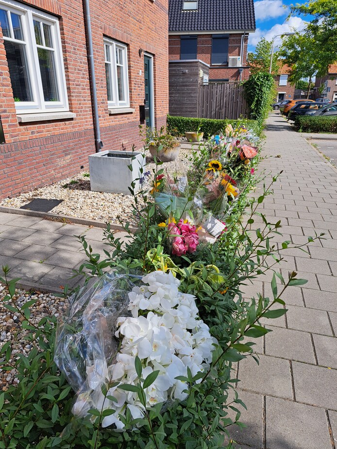 Bloemen op de heg en een gedenkhoekje in Vught voor Jessica: ‘Hier zijn ...