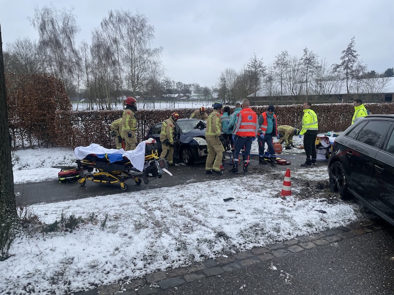 Twee personen ernstig gewond bij botsing met auto tegen boom in Bakel ...