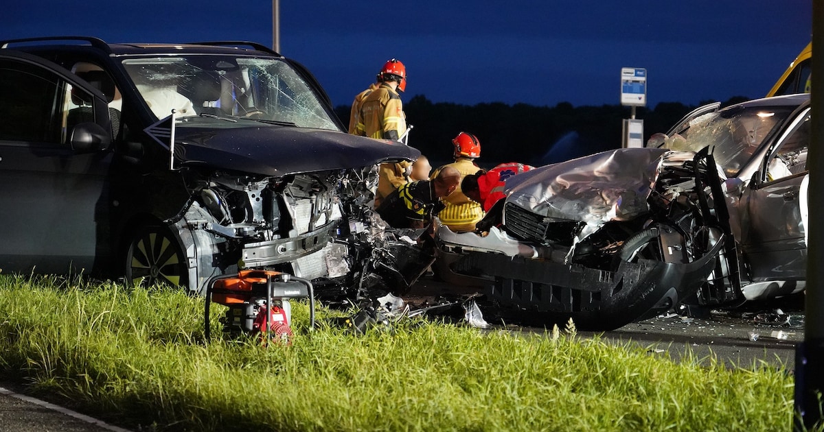 Man (44) overleden bij frontale botsing tussen auto en rouwauto in Oosteind: vier anderen naar ...