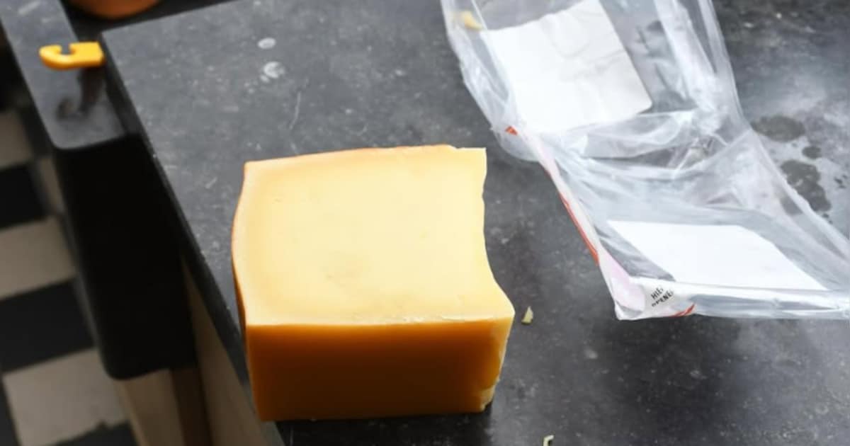 Inbreker smult van blok kaas, maar laat daarmee cruciale sporen achter ...