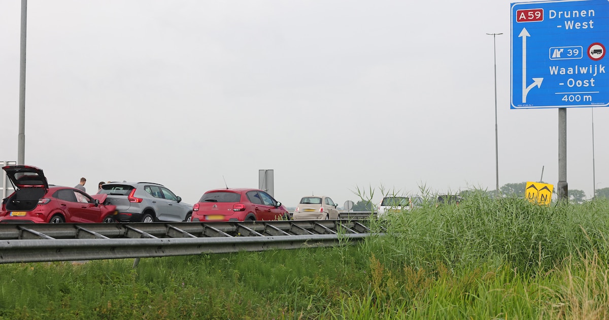 Vier auto’s botsen in ochtendspits op elkaar op A59 bij Waalwijk | 112 nieuws Waalwijk | BD.nl