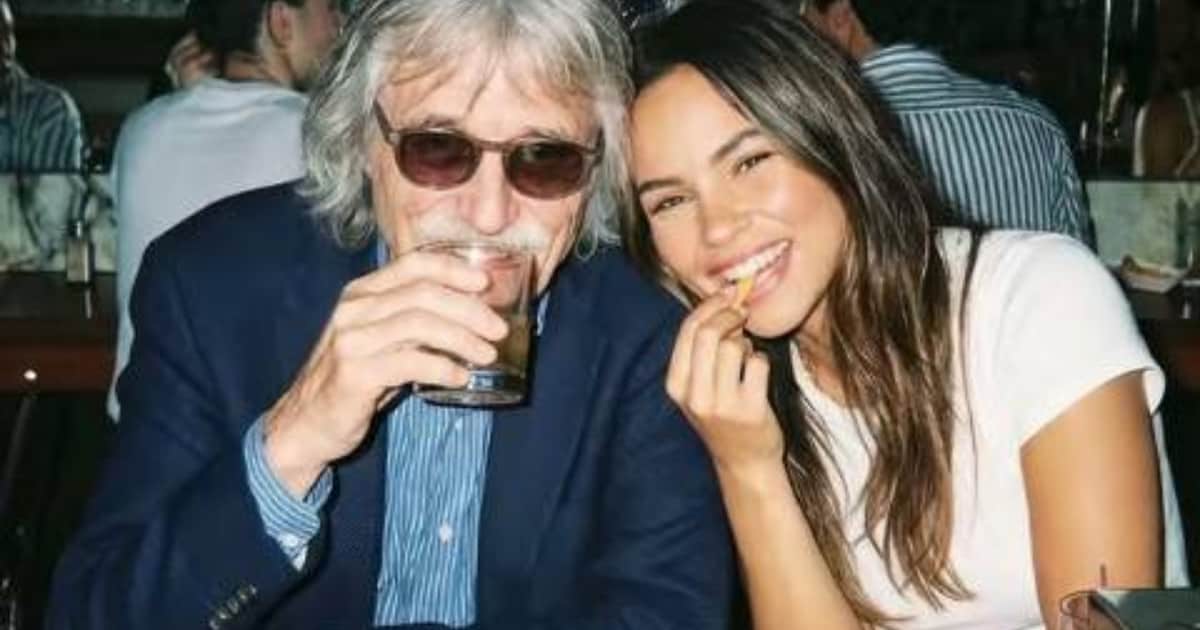 Monica Geuze deelt AI-liefdesfoto's met Johan Derksen, die er goed om kan lachen | Show | BD.nl