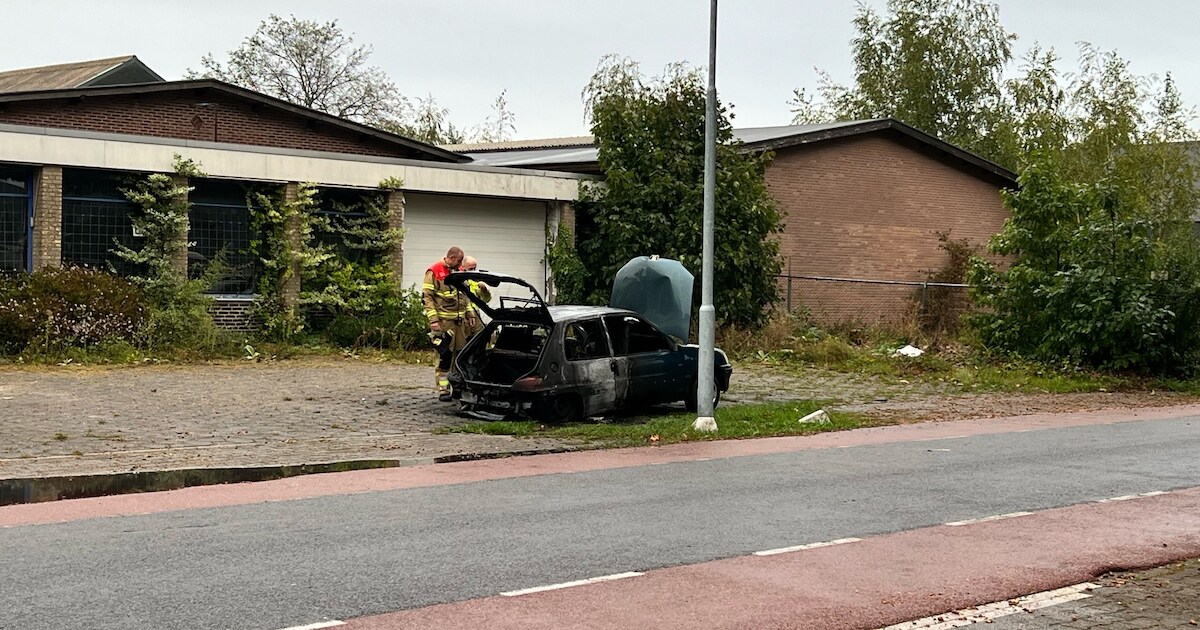 Auto volledig verwoest bij brand langs de kant van de weg in Uden ...