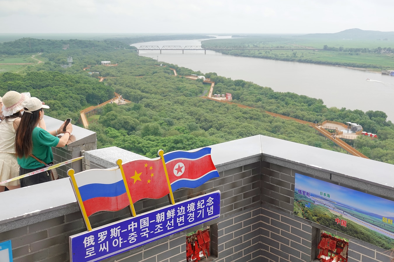 Van strandresorts tot drones: nieuwe brug maakt band tussen Kim Jong-un ...