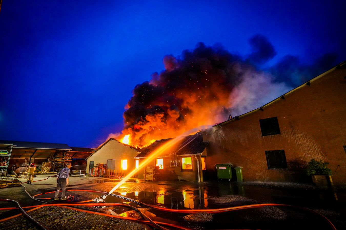 Duizenden kippen dood door uitslaande brand bij boerenbedrijf in Vessem ...