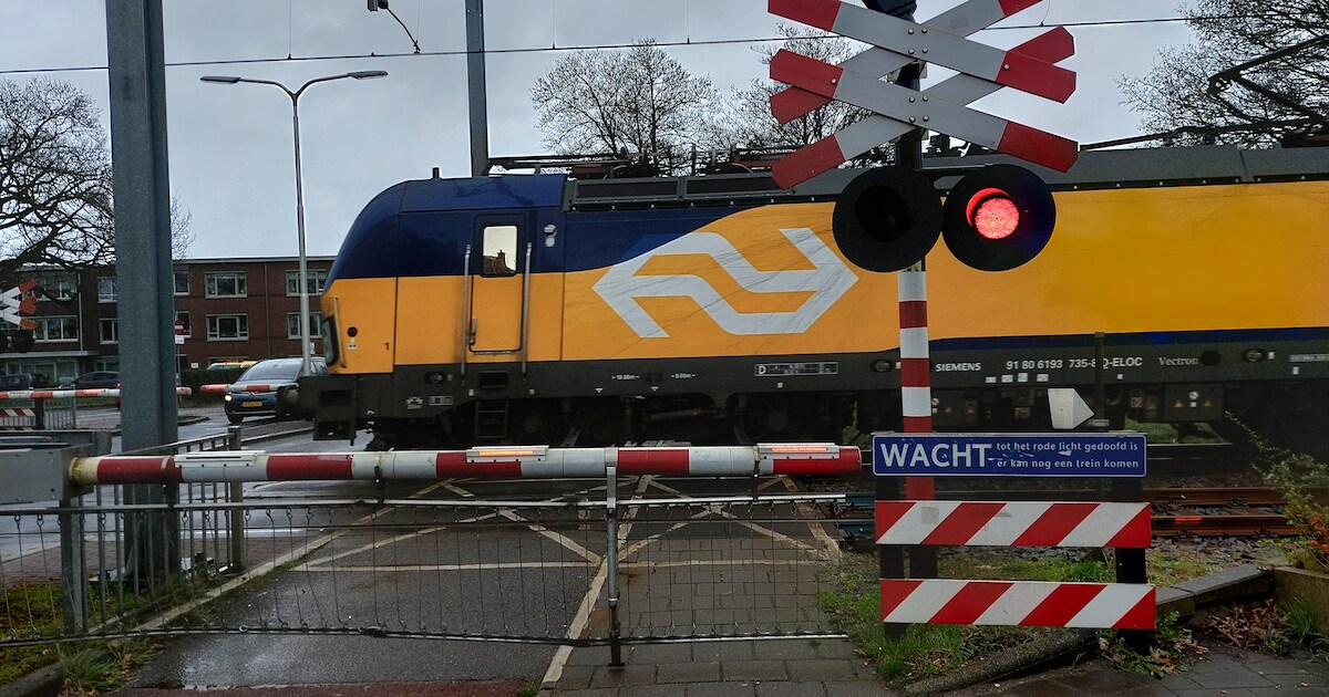 Man (26) schiet nog snel onder spoorboom door, maar dat loopt niet goed ...