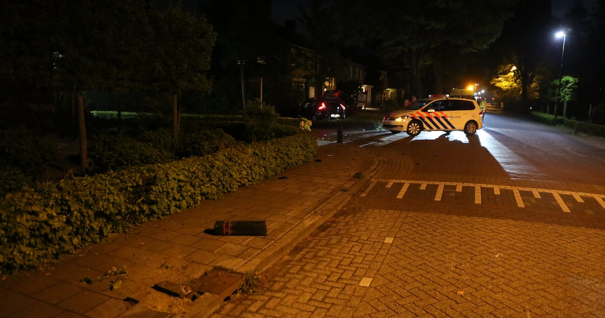 Automobilist rijdt paaltjes uit de grond en belandt in voortuin in ...