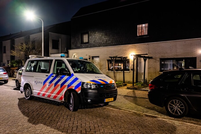 Politie valt woning in Tilburgse wijk Reeshof binnen, agenten vinden drugs en houden bewoonster ...