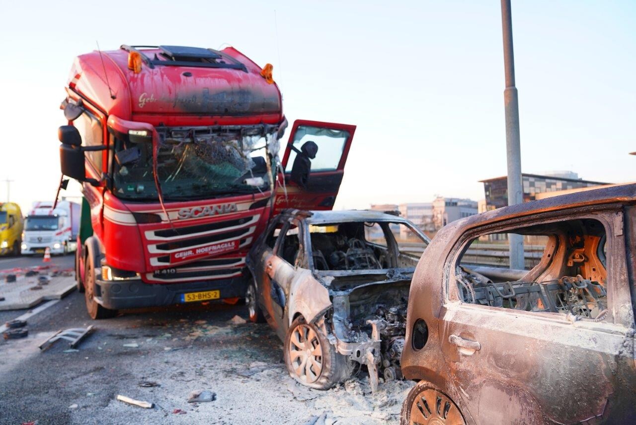 Trucker moet uitwijken en verliest betonplaten, ravage legt verkeer ...