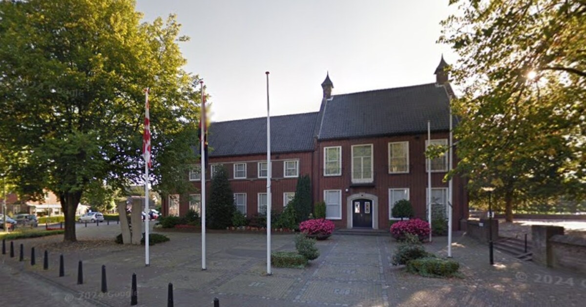 Voormalig gemeentehuis Wijk en Aalburg wordt tijdelijk oorlogsmuseum | Altena | BD.nl