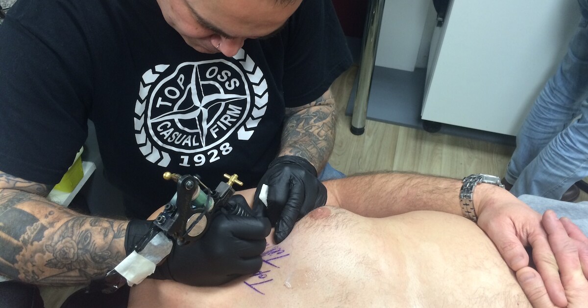 Supporter laat 'TOP Oss Till I Die' op lichaam tatoeëren | Oss | BD.nl