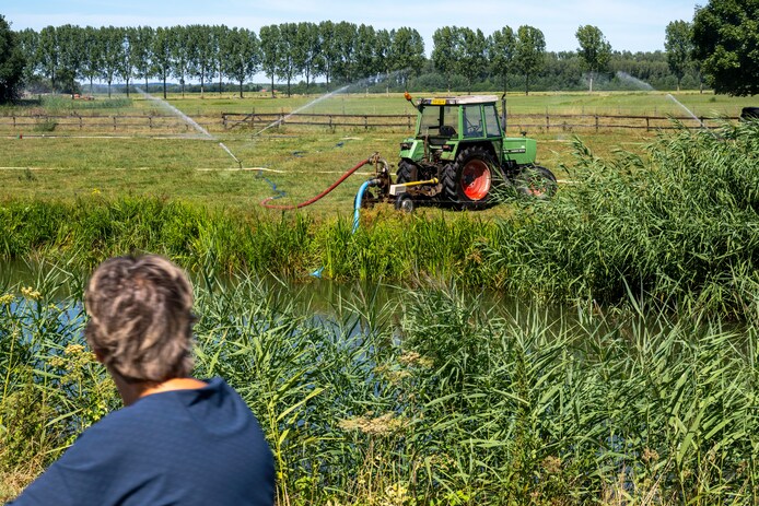 Met één druk op de knop stuurt Jef miljarden liters water aan: ‘Als ik ...