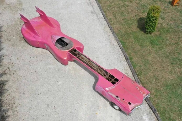 Mysterieuze ‘rijdende gitaar’ van Elvis Presley duikt op in Frankrijk ...