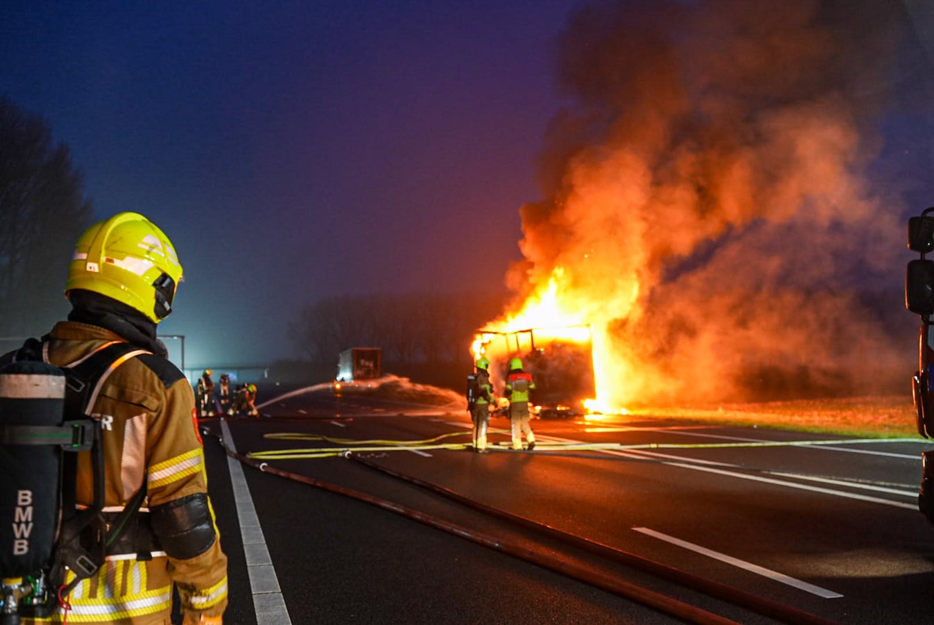 A59 bij Waalwijk weer open na lastig te blussen vrachtwagenbrand, boete ...