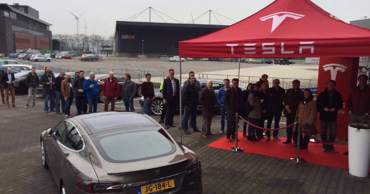 Om half zeven in de rij voor een nieuwe Tesla | Default | BD.nl