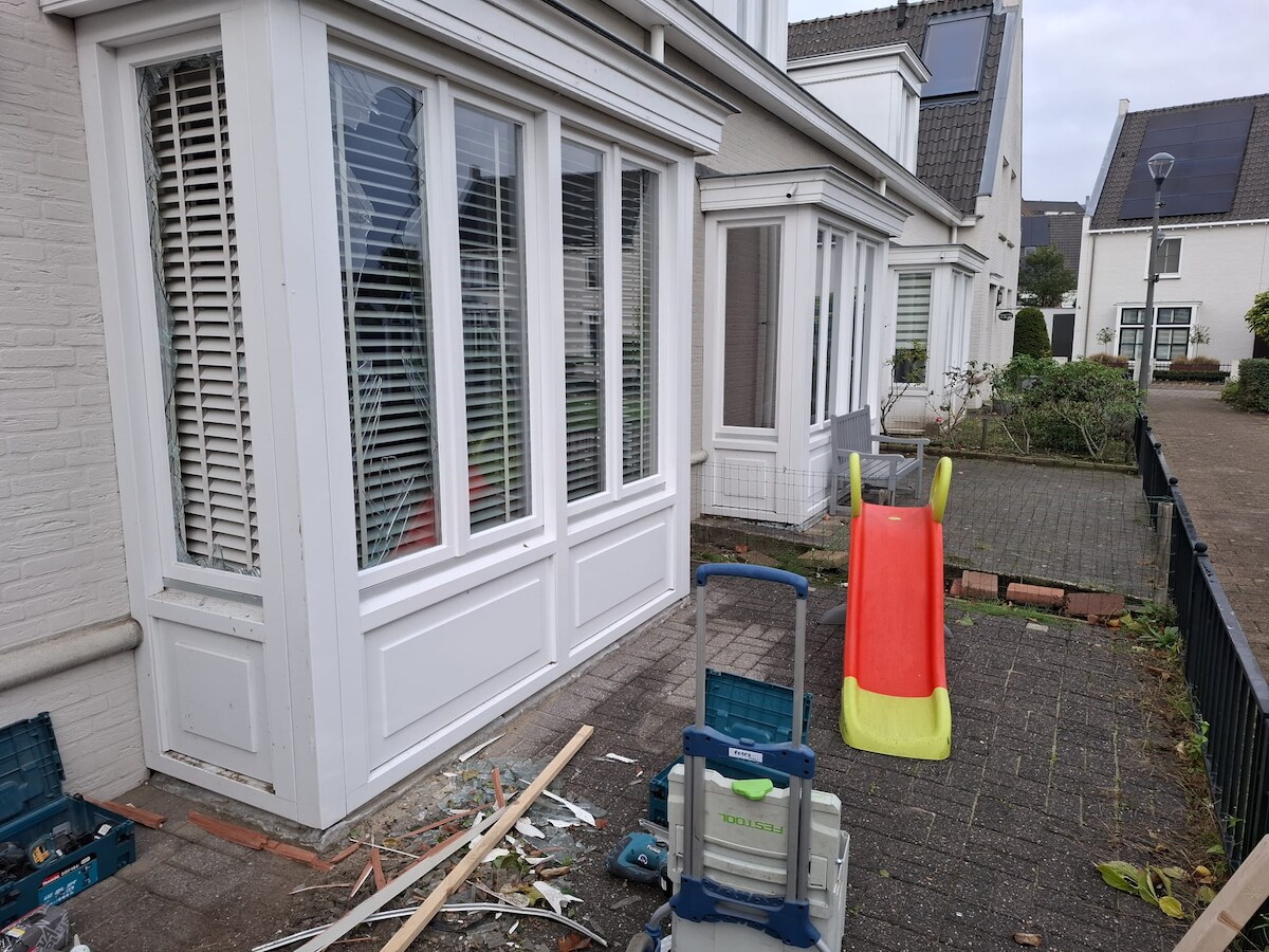 Voordeur weg, ramen kapot: Helmondse raakt in paniek als onbekende man ...