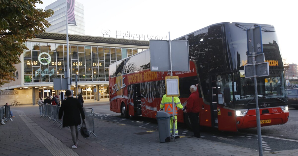 Komen en gaan van NS-bussen door werkzaamheden op spoor rond Eindhoven ...