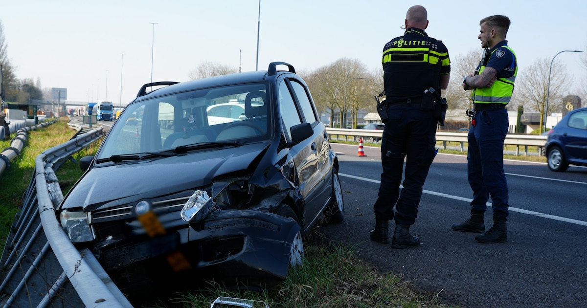 Auto krijgt klapband op A59, bouwvakkers achter vangrail geschrokken ...