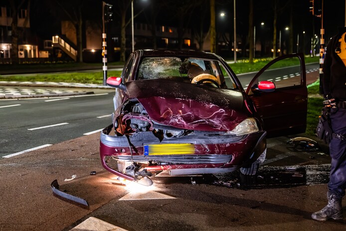 Twee auto's fors beschadigd bij botsing in Tilburg: ‘Verkeerslichten op oranje vanwege het ...