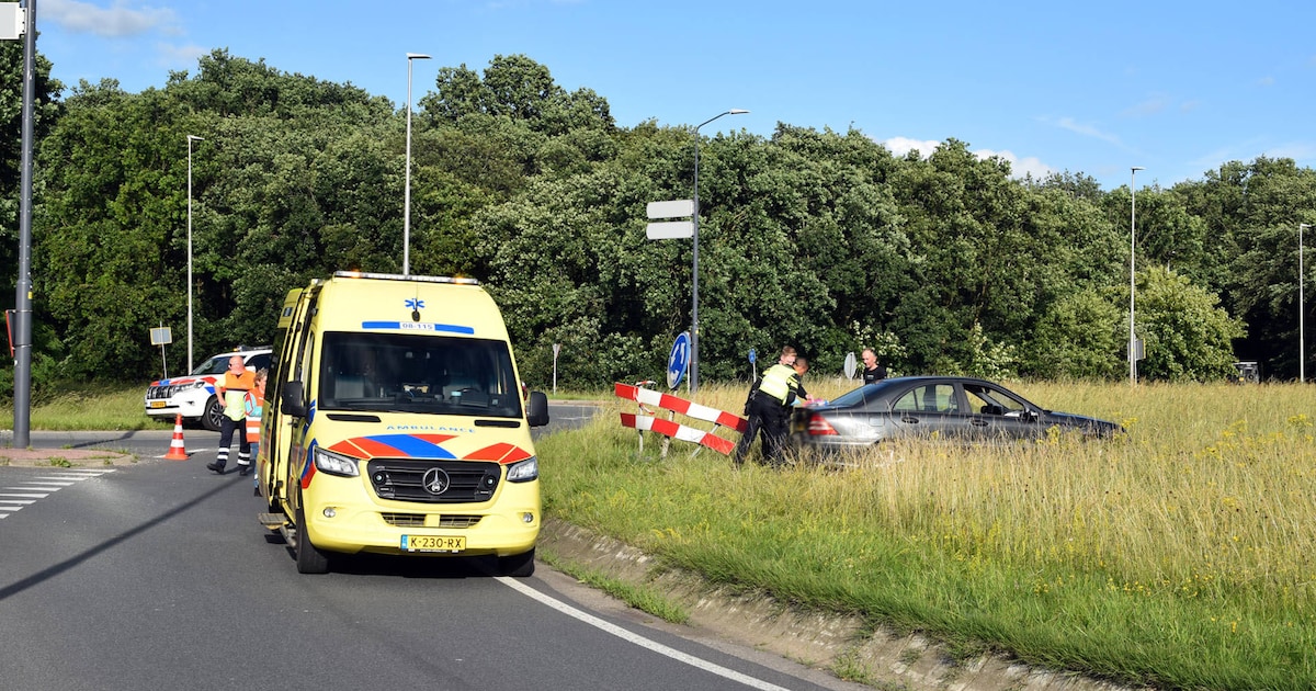 Auto schiet rotonde op door botsing in Kerkdriel: bestuurder ...