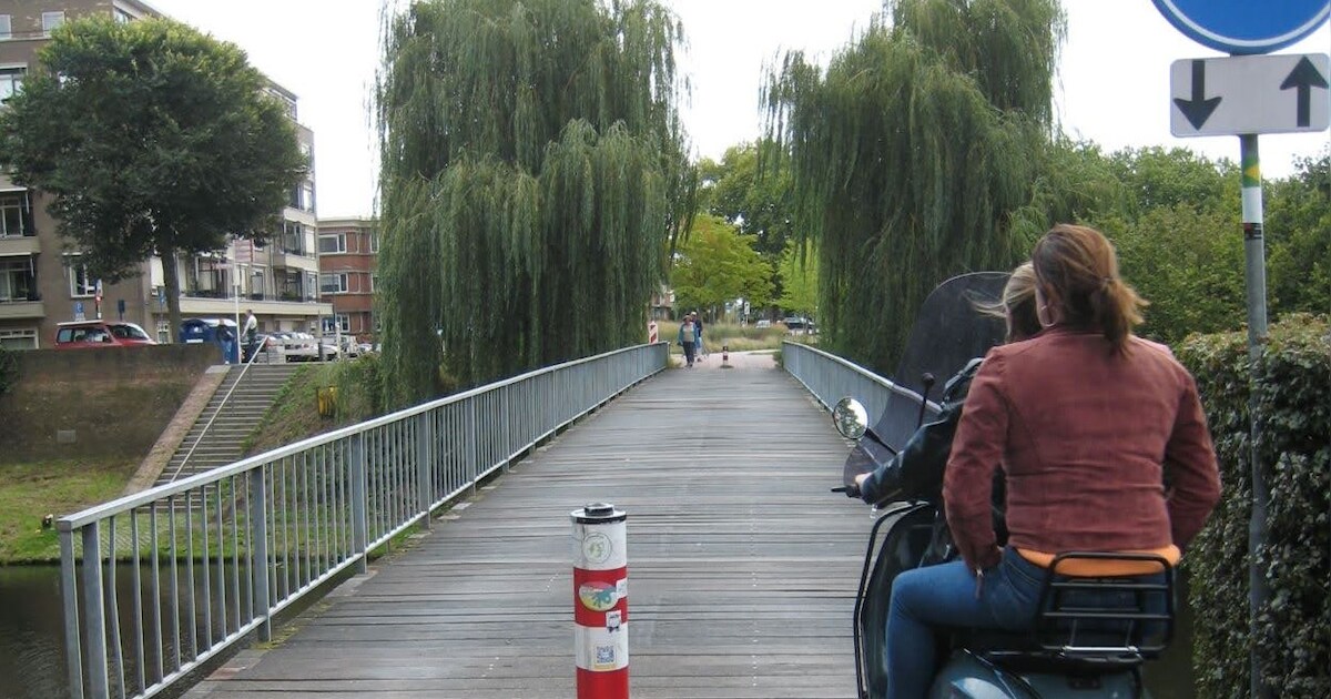 Gevaarlijke en zinloze paaltjes in Den Bosch: de helft kan weg | Den ...