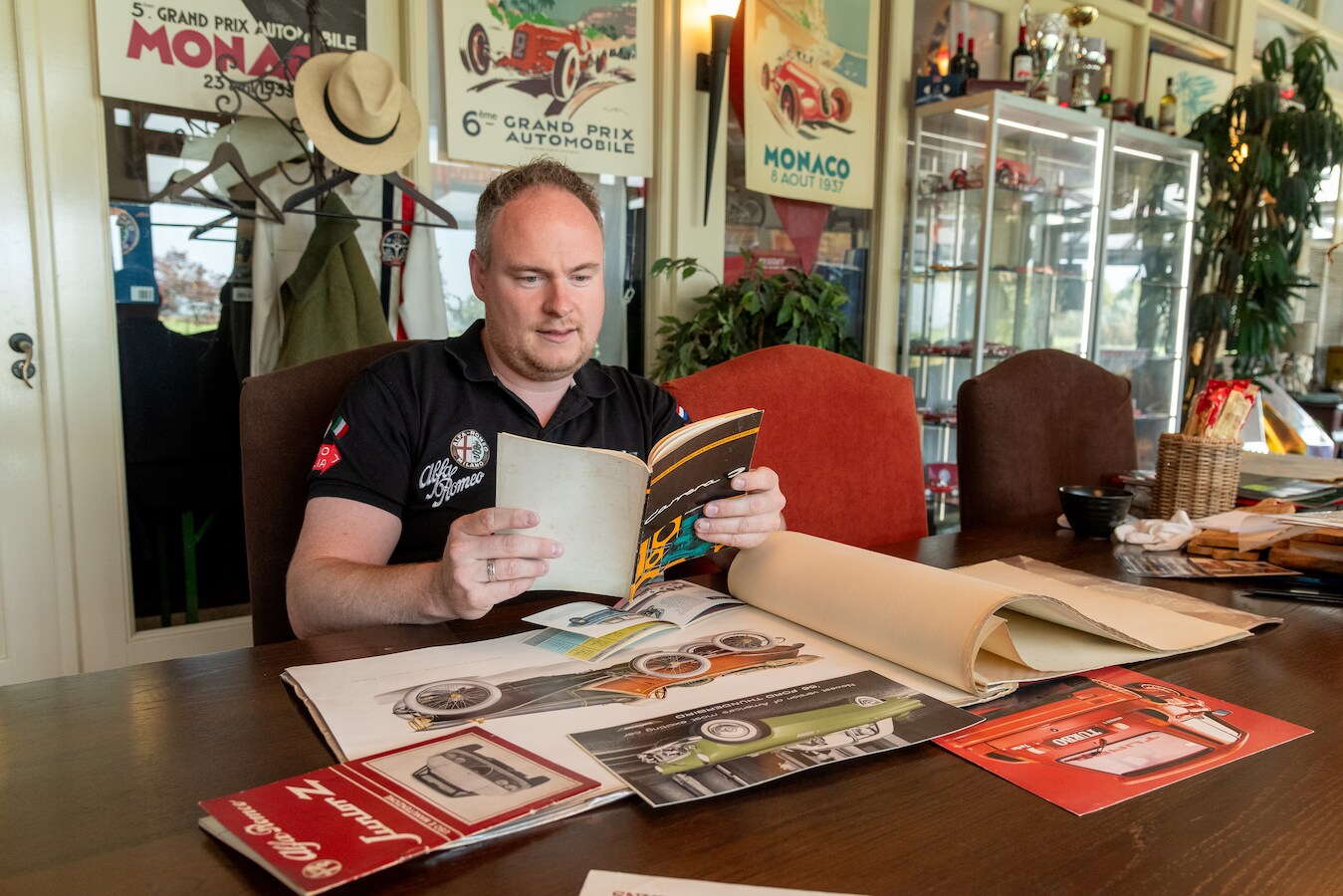 Een bonte verzameling van autoboeken, folders, posters en ...