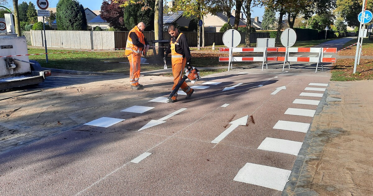 Eerste vernieuwde kruising fietspad Nistelrodeseweg in Heesch is klaar ...