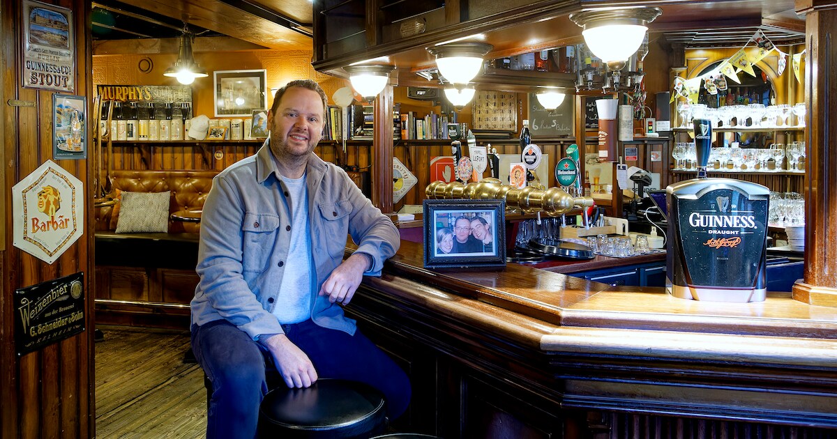 Kroegbaas Bram viert zilveren jubileum De Pub Rossum: ‘Dit is mijn ...