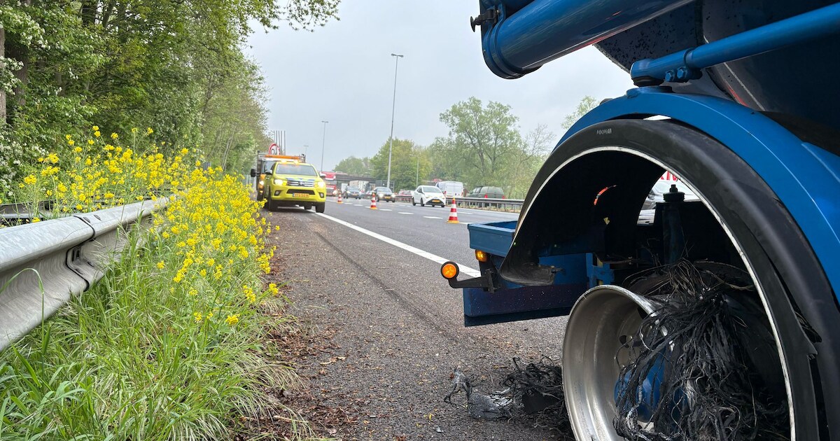 Vrachtwagen met kapotte band zorgt voor oponthoud op de A27 richting Breda | Brabant | BD.nl