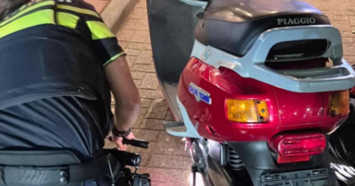 Politie treft man (20) op motorscooter zonder helm, papieren en ...