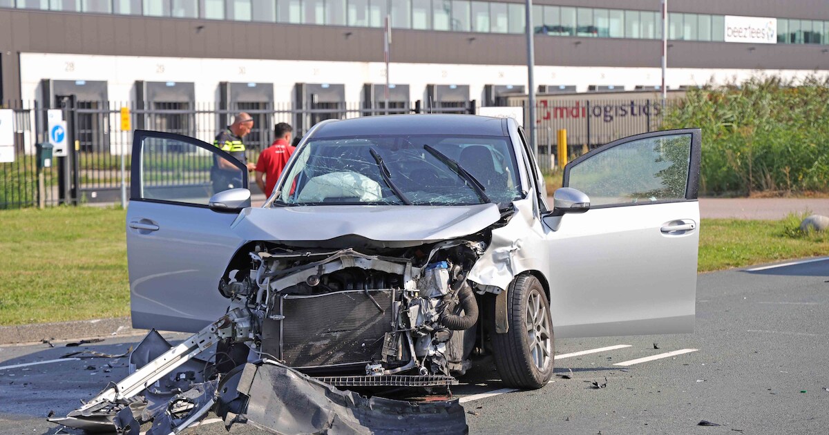 Ongeval op kruising in Waalwijk, twee auto's total loss | 112 nieuws Waalwijk | bd.nl