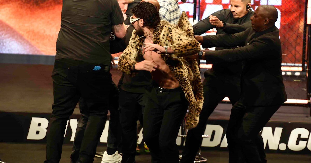 Chaos bij face-offs: Logan Paul krijgt microfoon tegen zijn gezicht ...