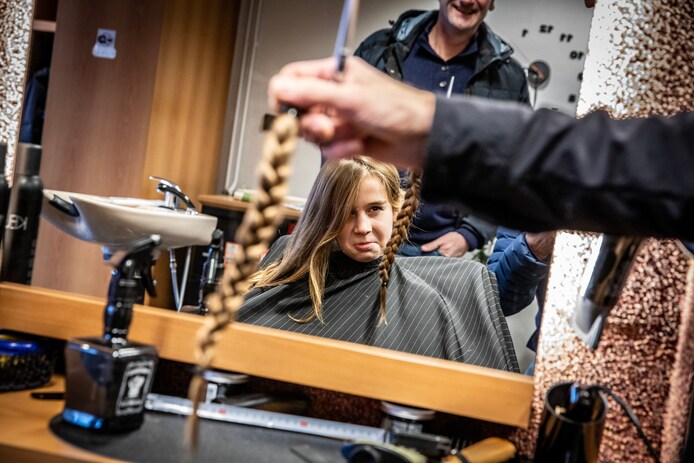 Na vijf jaar gaat de schaar erin: Pepijn (10) doneert zijn vlechten aan ...