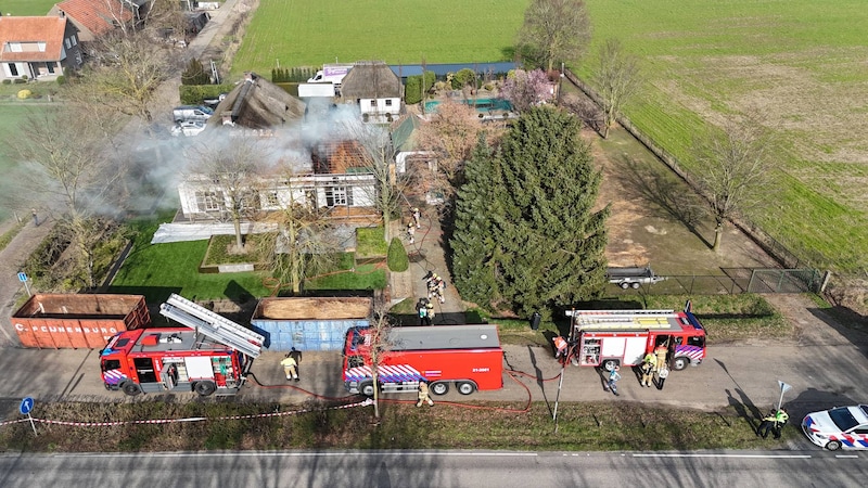 Brand in woning met rieten kap in Berlicum: vijf gewonden, vuur onder ...