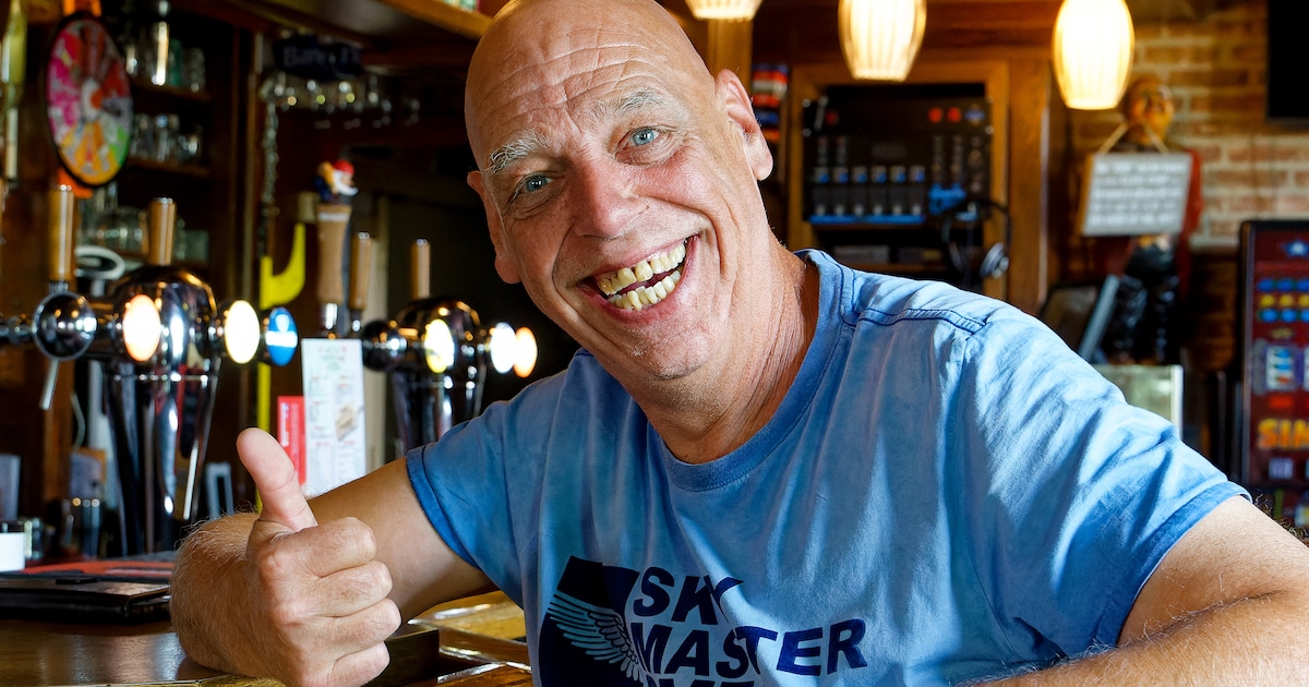 Jan Biggel snapt er niks van dat miljoenen mensen naar hem luisteren ...