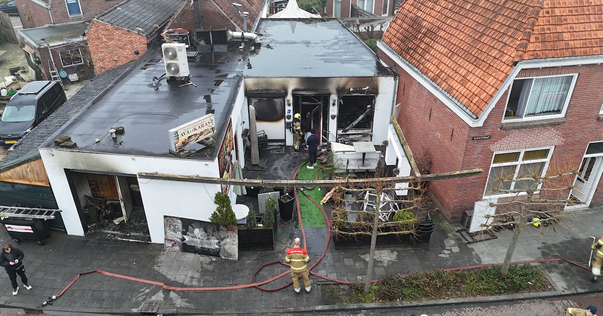 Grote brand in shoarmatent in centrum van Vught, omwonenden tijdelijk ...