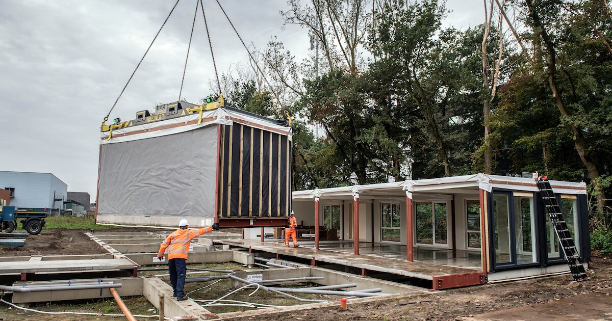 Zo staan ze nog in de fabriek, zo staan ze in Tilburg: honderd huisjes ...